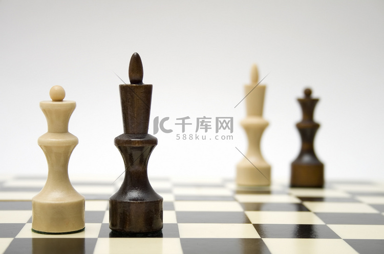 国际象棋皇后和国王-跨种族婚姻概念高清摄影大图-千库网