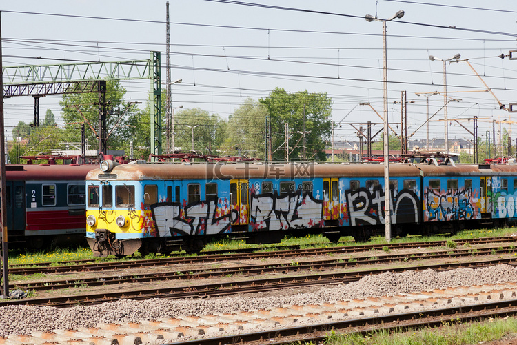 电动动车组列车高清摄影大图-千库网