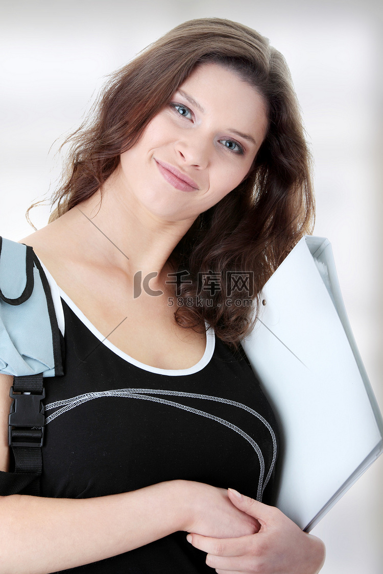 年轻微笑的学生高清摄影大图-千库网