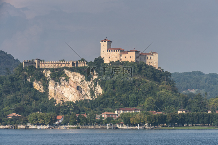 Rocca dAngera Castle in Angera on Lake Maggiore Piedmont 意大利高清摄影大图-千库网
