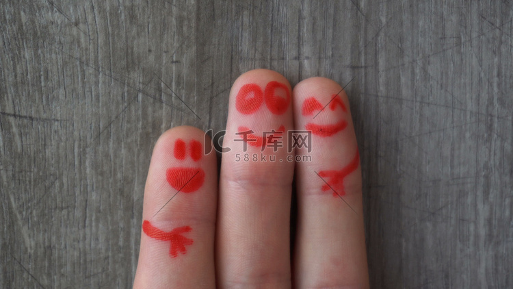 Happy fingers.beautiful faces painted on the toes高清摄影大图-千库网