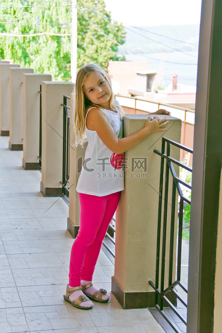 可爱的女孩高清摄影大图-千库网