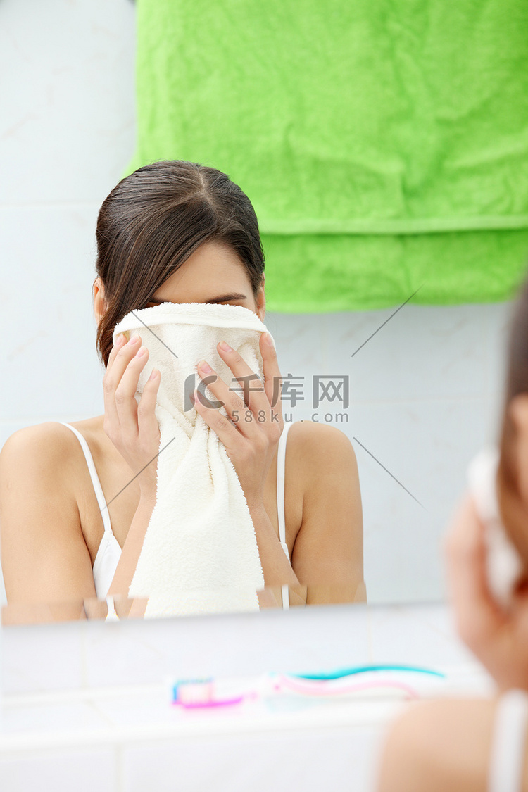 美女用毛巾擦脸高清摄影大图-千库网