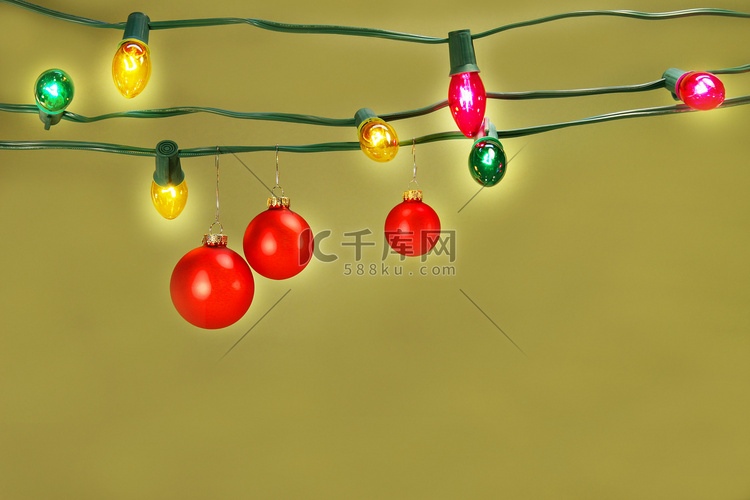 挂在灯上的圣诞球高清摄影大图-千库网