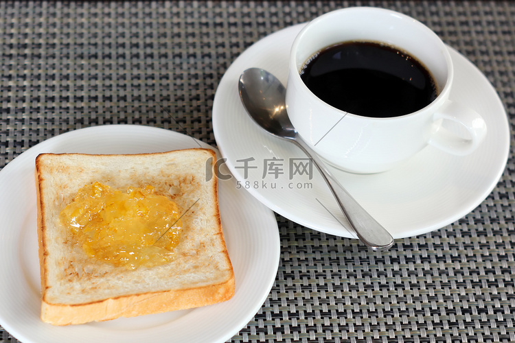 面包和咖啡上的菠萝酱高清摄影大图-千库网