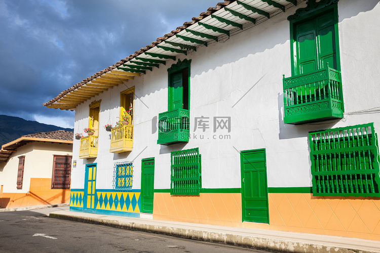 哥伦比亚安托基亚殖民城市贾丁的五颜六色的房子高清摄影大图-千库网