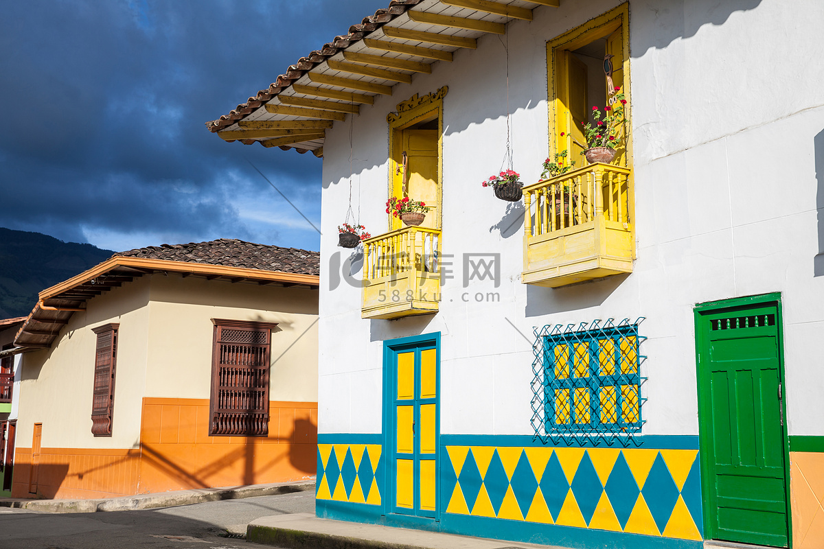 哥伦比亚安托基亚殖民城市贾丁的五颜六色的房子高清摄影大图-千库网