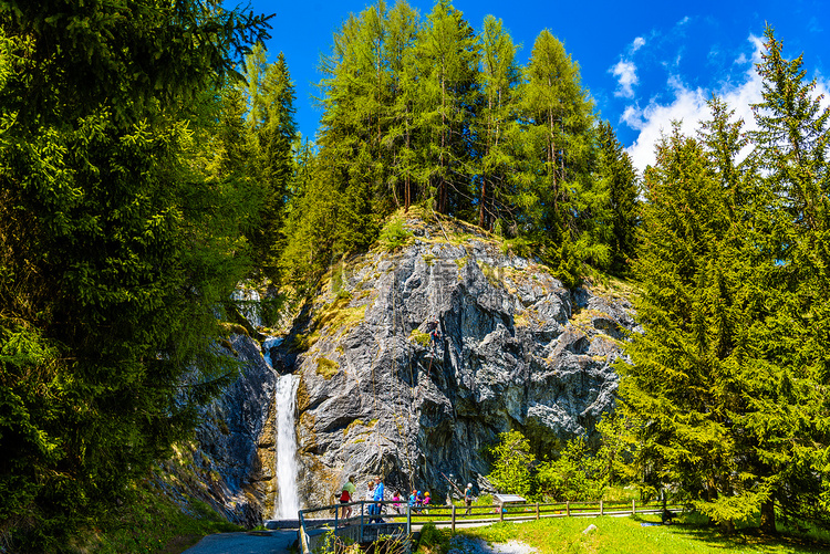 小瀑布在阿尔卑斯森林，达沃斯，格劳宾登，瑞士高清摄影大图-千库网