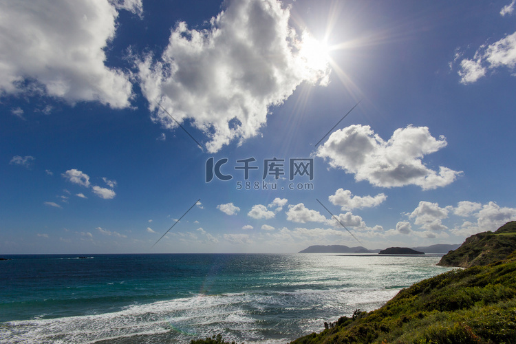 有云和太阳的 gerakas 海滩高清摄影大图-千库网