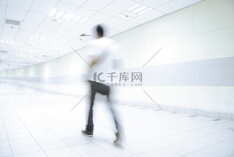人们走路的摘要高清摄影大图-千库网