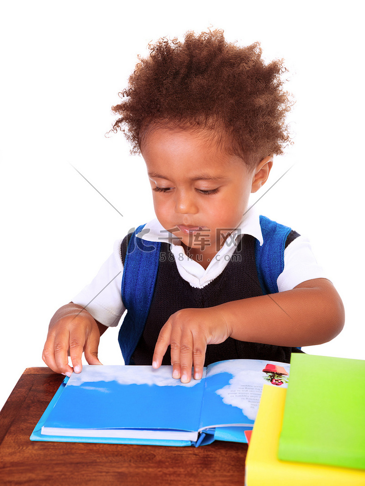 小黑人男孩看书高清摄影大图-千库网