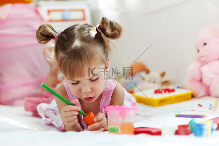 孩子在玩耍高清摄影大图-千库网