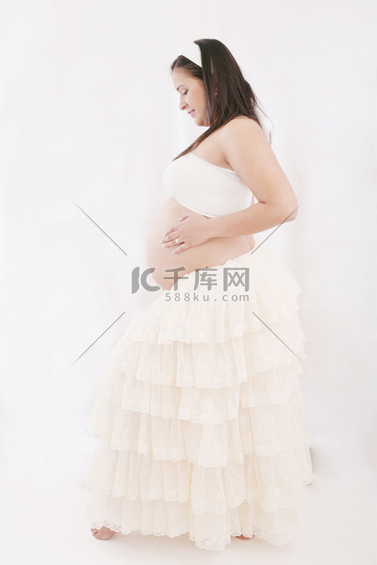 愉快的年轻孕妇高清摄影大图-千库网