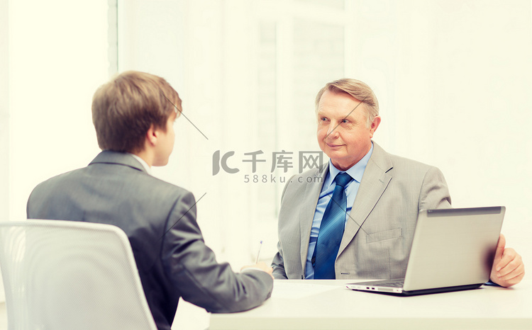 年长的男人和年轻人在办公室签署文件高清摄影大图 千库网