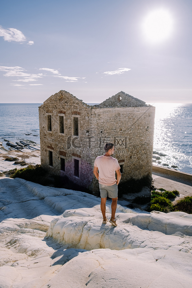 意大利西西里岛阿格里真托的 Punta Bianca 白色海滩，白色悬崖上有废弃石屋的旧遗址高清摄影大图-千库网