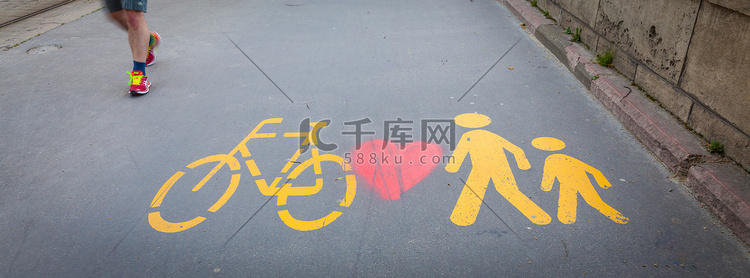 在沥青绘的自行车标志高清摄影大图-千库网