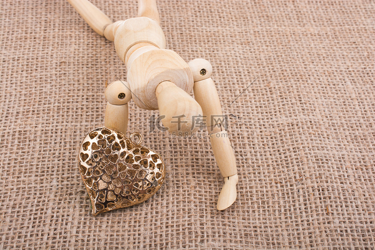 手中的心形物体高清摄影大图-千库网