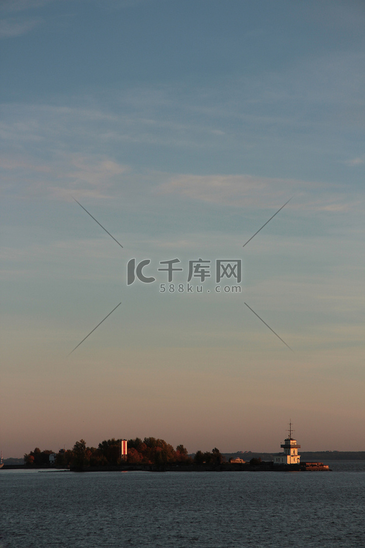 喀琅施塔得的船只和海滨日落高清摄影大图-千库网