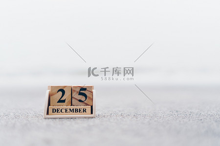 木砖块显示 12 月 25 日或圣诞节的日期和月历。高清摄影大图-千库网