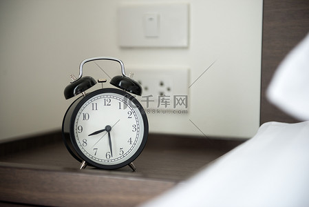 床头柜上的闹钟高清摄影大图-千库网