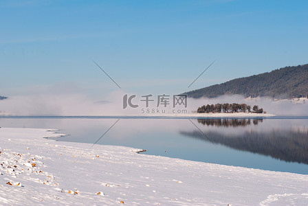 湖、小岛和森林的冬天场面，雾高清摄影大图-千库网