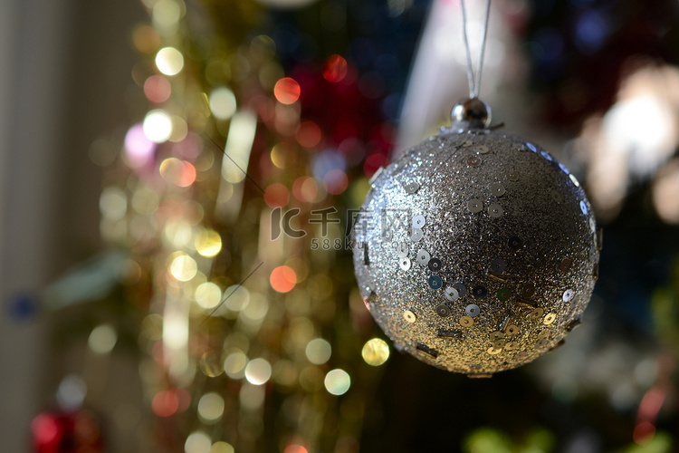 圣诞球，模糊的背景高清摄影大图-千库网