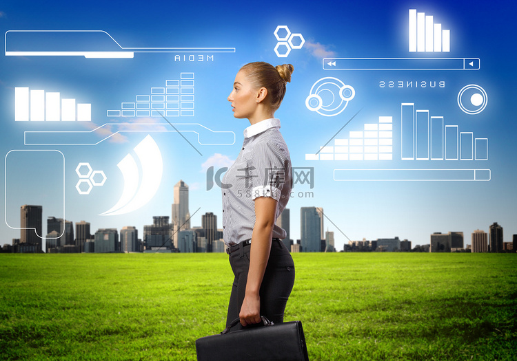 反对虚拟背景的女商人高清摄影大图-千库网