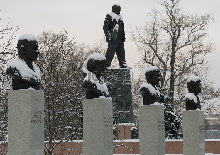 莫斯科，2016 年 12 月 4 日宇航员和 Korolevs 的英雄-白雪覆盖的纪念碑高清摄影大图-千库网