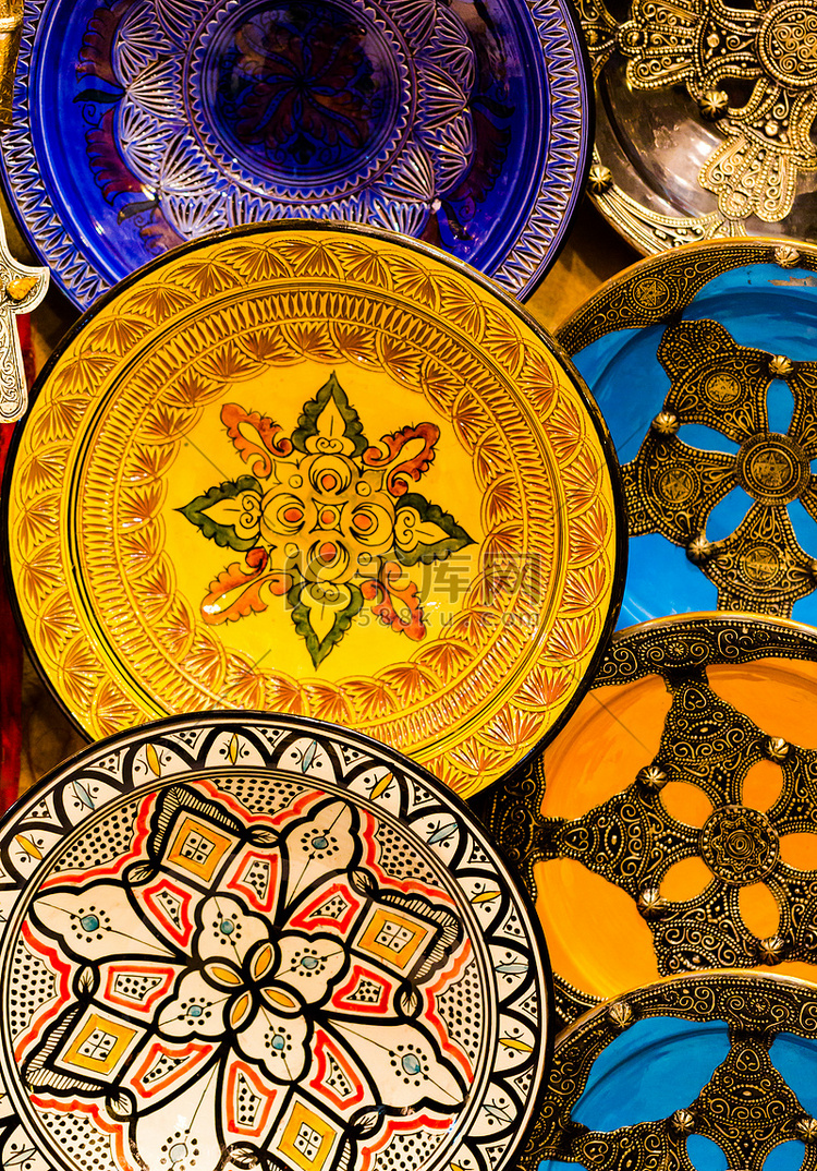 在 medina souke 上手工制作和彩绘的彩色传统盘子高清摄影大图-千库网