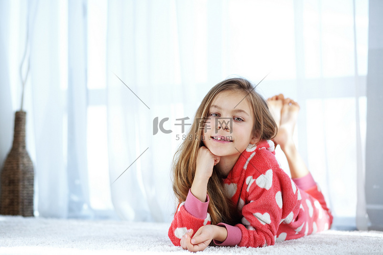 穿着睡衣的孩子高清摄影大图-千库网