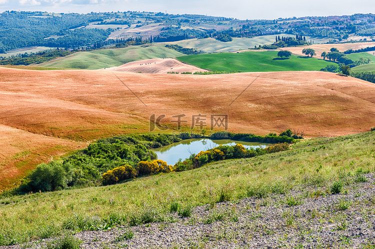 意大利托斯卡纳乡村干田景观高清摄影大图-千库网