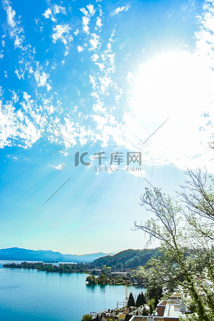 Wollerau 的苏黎世湖、瑞士施维茨州、苏黎世湖、瑞士山脉景观、夏季的蓝水和天空、田园诗般的自然和完美的旅游目的地，是风景艺术印刷品的理想 ...