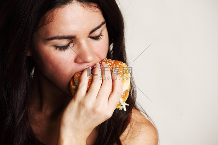 女人吃汉堡高清摄影大图-千库网