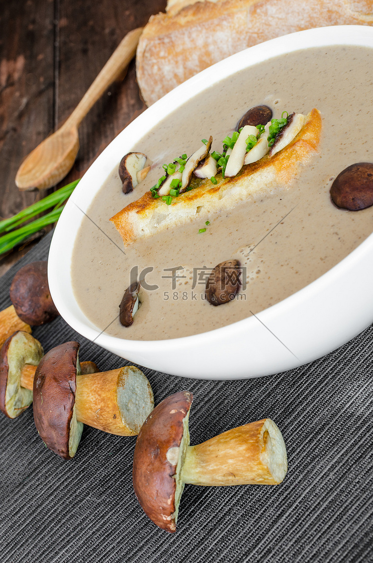蘑菇奶油汤配吐司和新鲜香草高清摄影大图-千库网