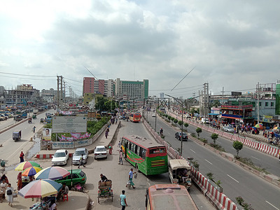 路上的人和车高清摄影大图-千库网