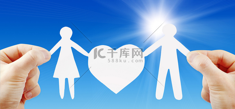 手捧心的纸家庭高清摄影大图-千库网