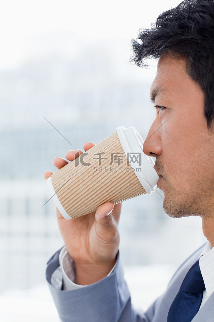 办公室工作人员喝外卖咖啡的肖像高清摄影大图-千库网