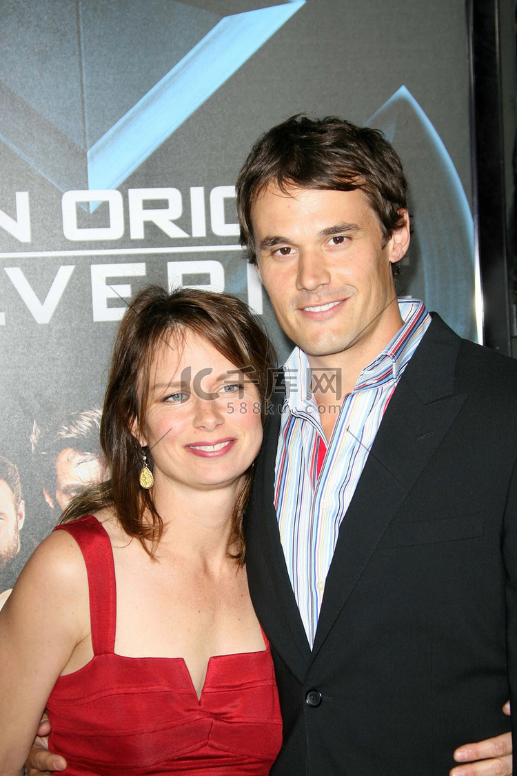 Mary Lynn Rajskub 和 Matthew Rolph 在 X 战警起源金刚狼 的行业放映会上。 高清摄影大图-千库网