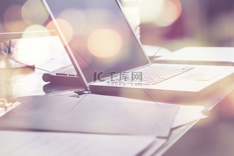 笔记本电脑和办公桌上的文件双重曝光高清摄影大图-千库网