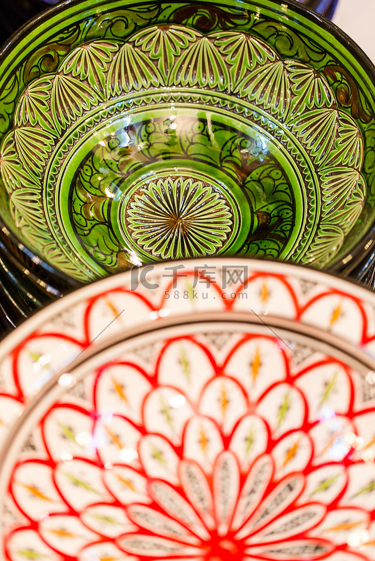 在 medina souke 上手工制作和彩绘的彩色传统盘子高清摄影大图-千库网