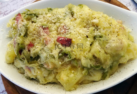 瓦尔泰利纳阿尔卑斯山的 Taroz 传统意大利美食高清摄影大图-千库网