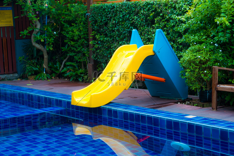 Pool Slide Swimming public pool slide blue water outdoors高清摄影大图-千库网