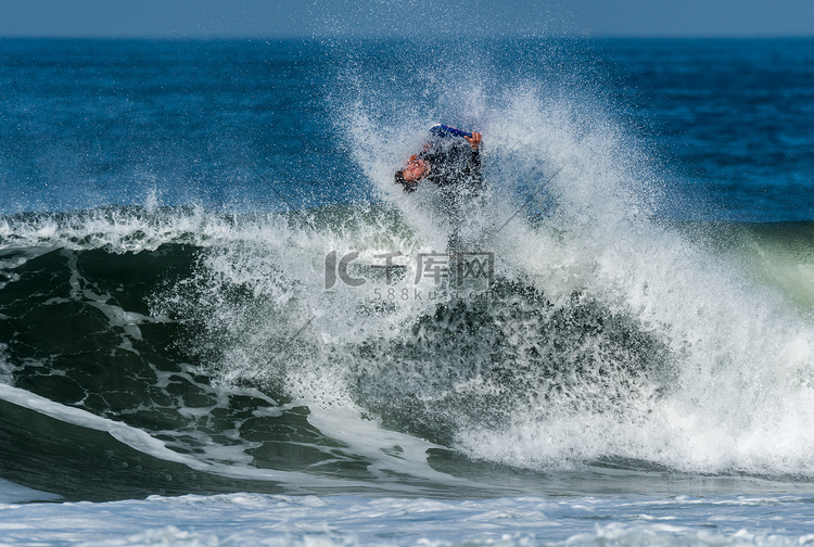 在行动中的趴板高清摄影大图-千库网