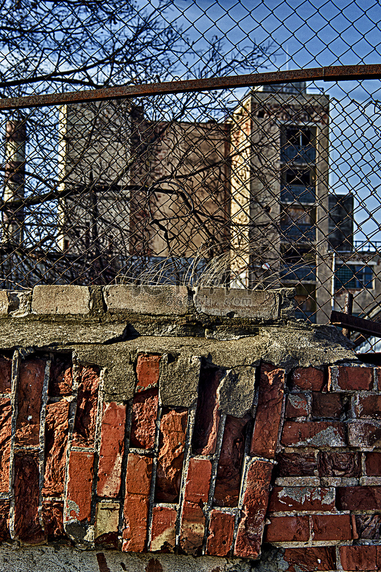 城市中废弃的建筑用红砖围起来。高清摄影大图-千库网