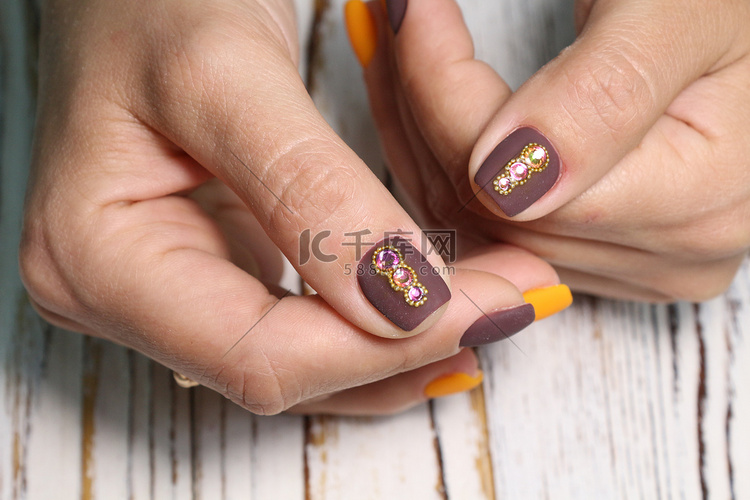 漂亮的修饰女人的手，浅灰色背景上的指甲。高清摄影大图-千库网