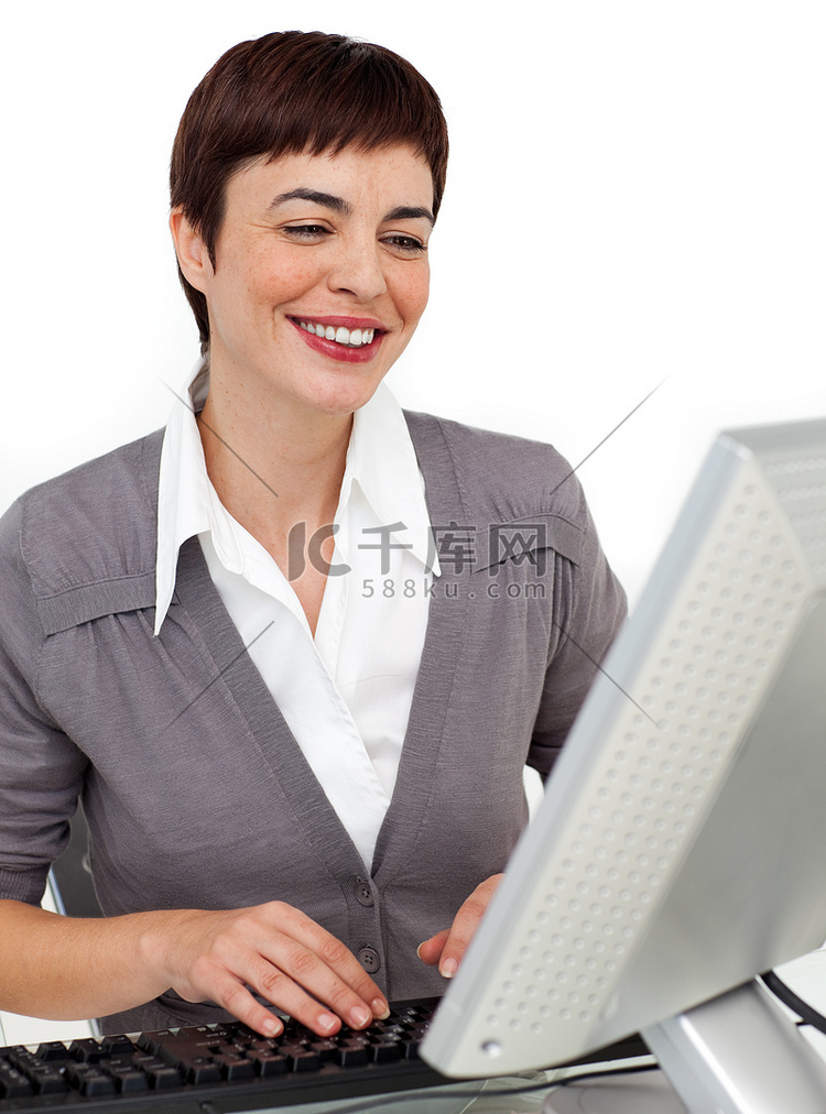 在她的电脑前工作的积极女性主管高清摄影大图 千库网