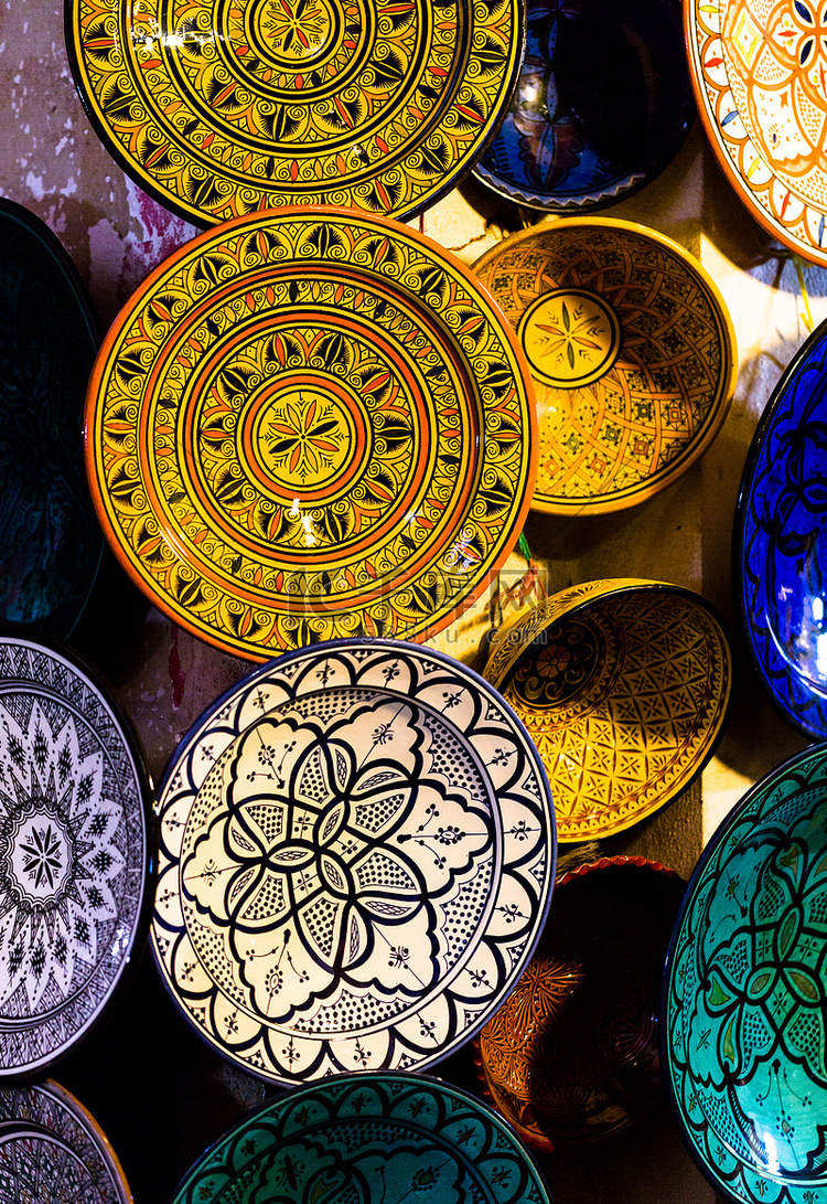 在 medina souke 上手工制作和彩绘的彩色传统盘子高清摄影大图-千库网