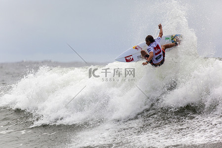 Surfer 参加 Quicksilver & Roxy Pro 世界冠军赛高清摄影大图-千库网