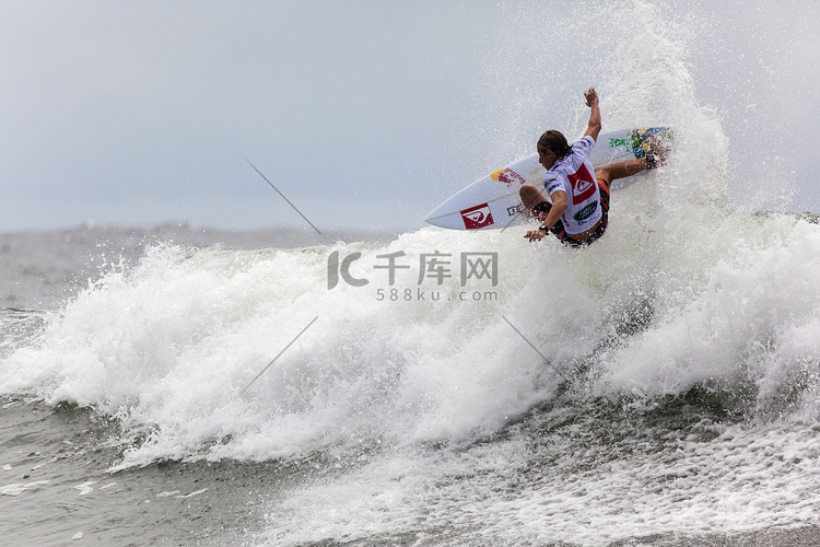 Surfer 参加 Quicksilver & Roxy Pro 世界冠军赛高清摄影大图-千库网