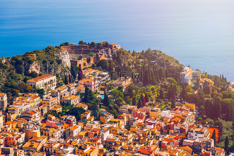 意大利西西里岛陶尔米纳的古希腊剧院遗址。高清摄影大图-千库网